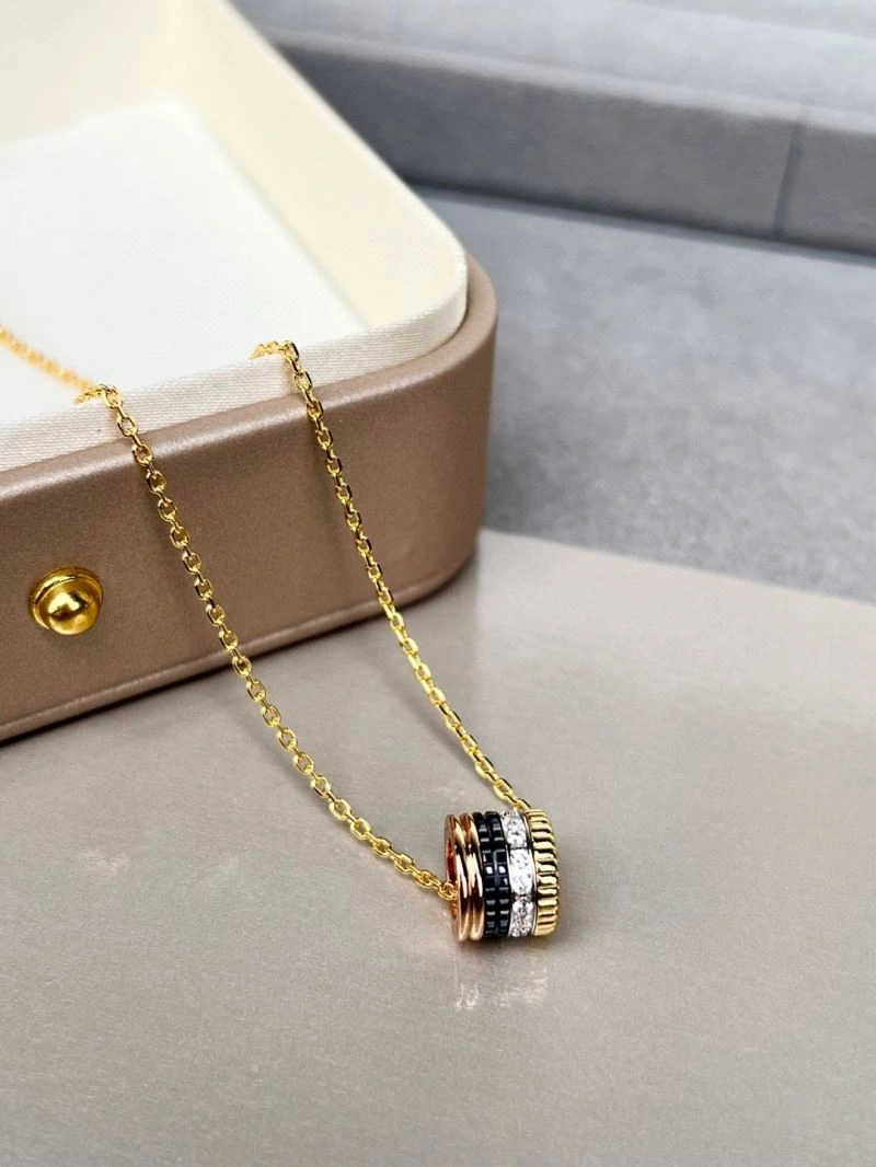 Indistinguishable Boucheron Necklaces