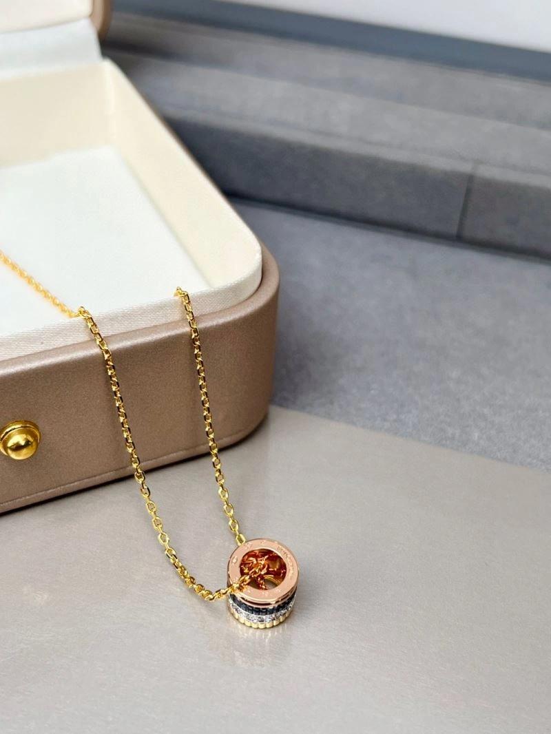 Indistinguishable Boucheron Necklaces