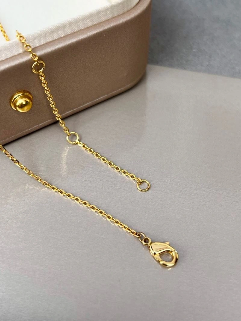 Indistinguishable Boucheron Necklaces