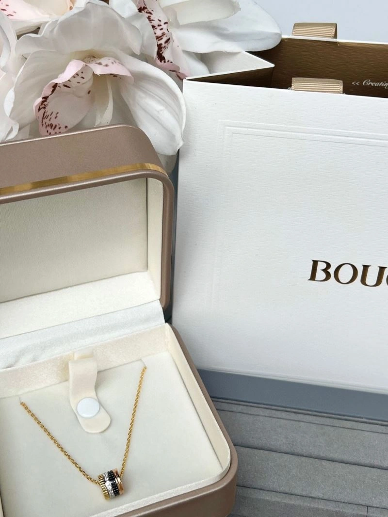 Indistinguishable Boucheron Necklaces
