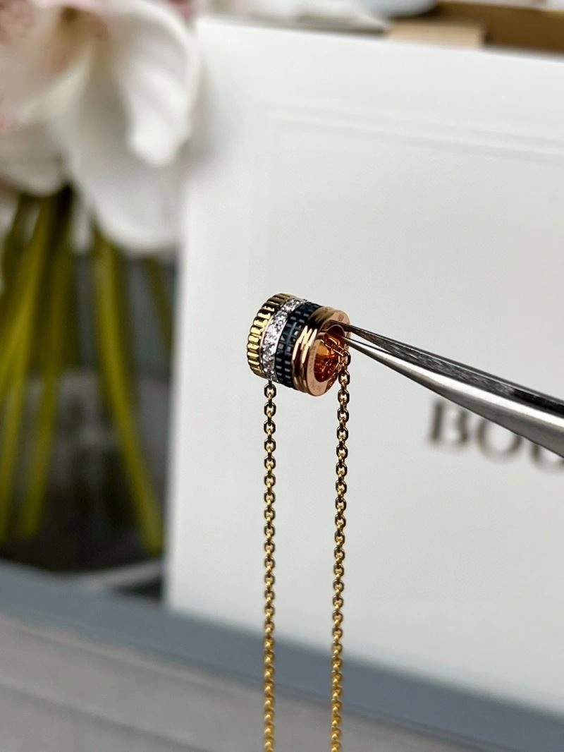 Indistinguishable Boucheron Necklaces