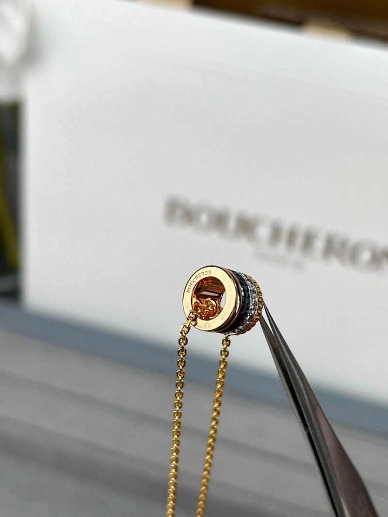 Indistinguishable Boucheron Necklaces
