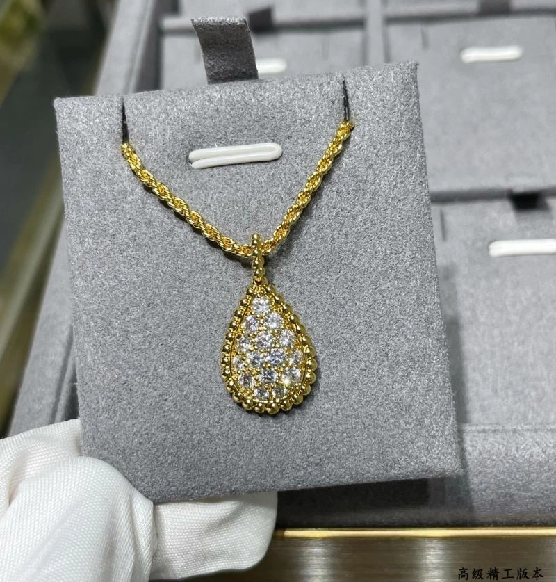 Low-cost Boucheron Necklaces
