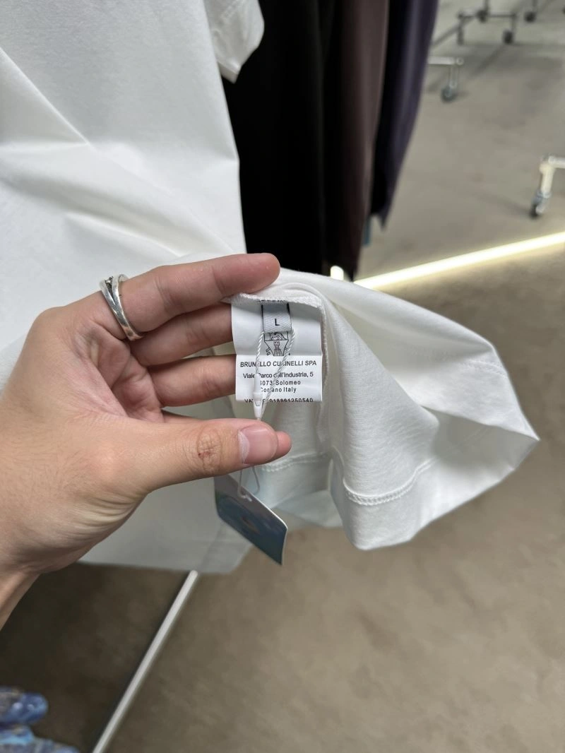 Accurate model Brunello Cucinelli T-Shirts