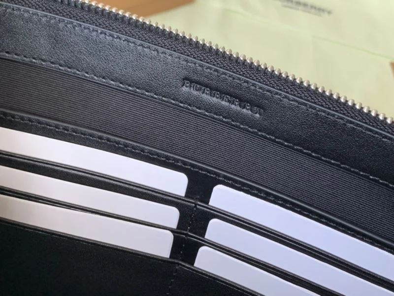 Low-cost Burberry Clutch Bags