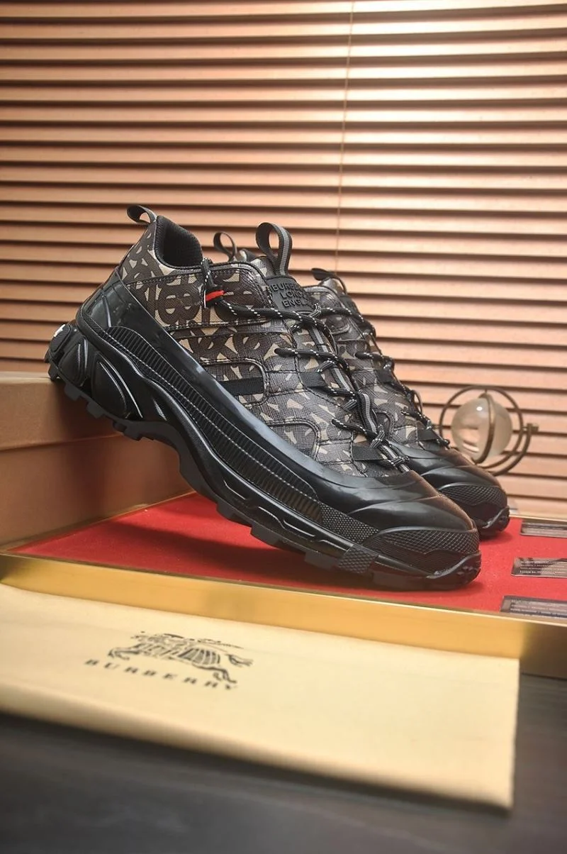 Bargain Burberry Low Shoes