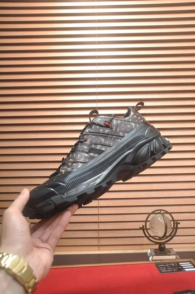 Bargain Burberry Low Shoes
