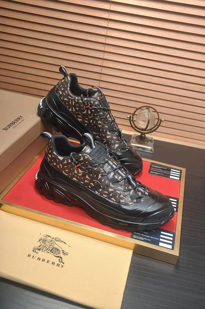 Bargain Burberry Low Shoes