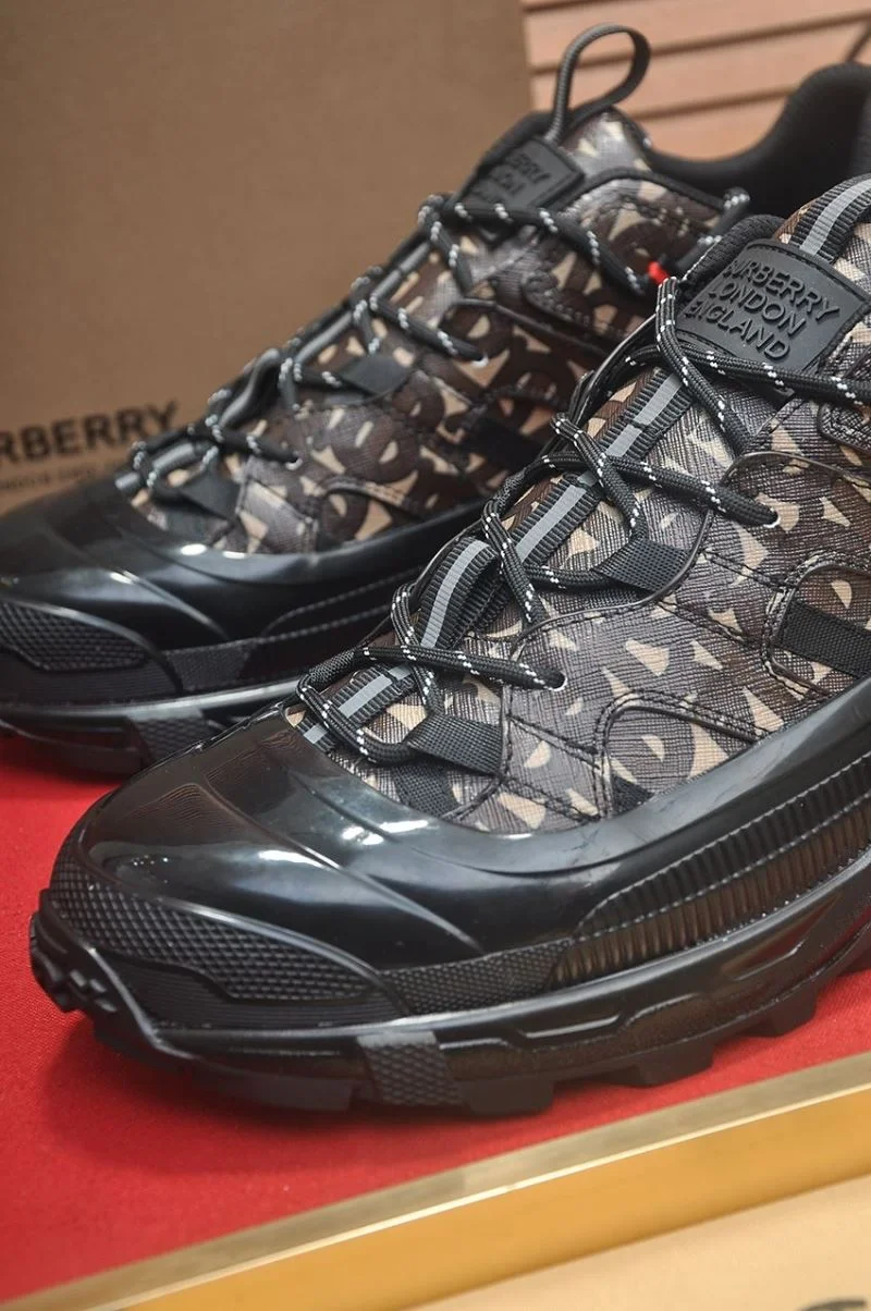Bargain Burberry Low Shoes
