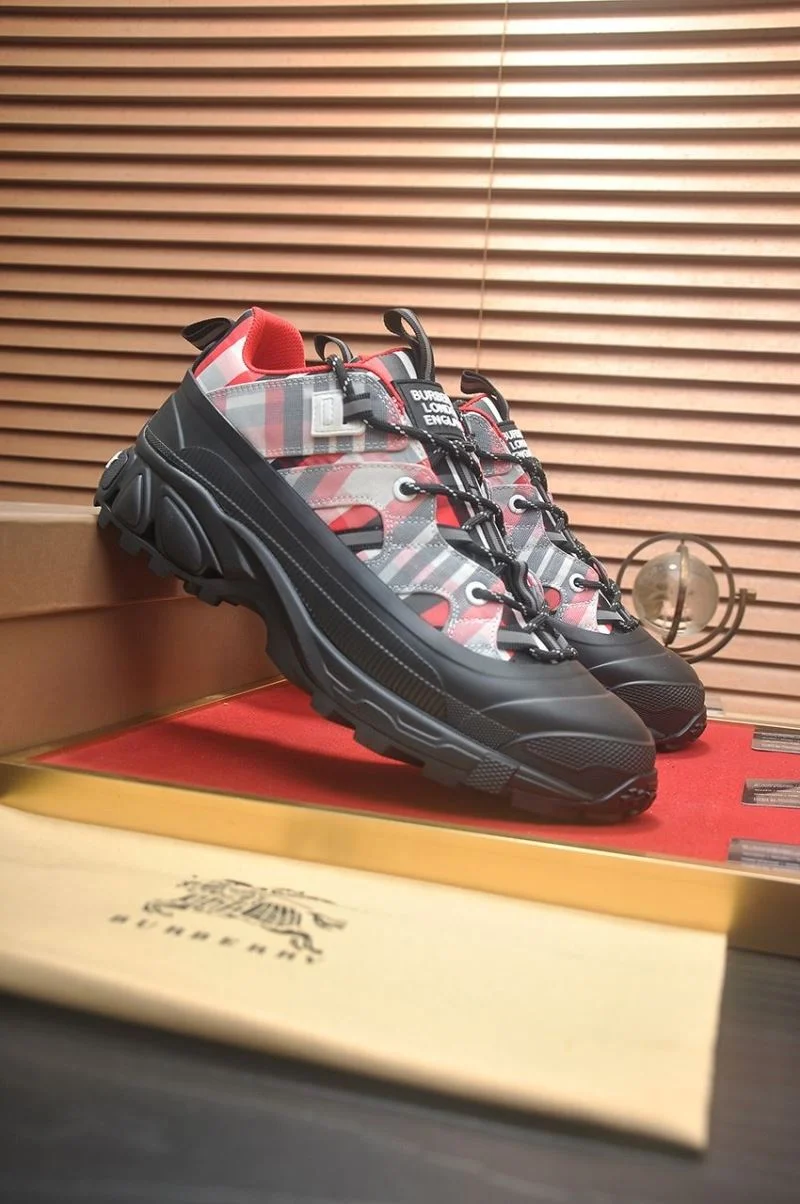 Bargain Burberry Low Shoes