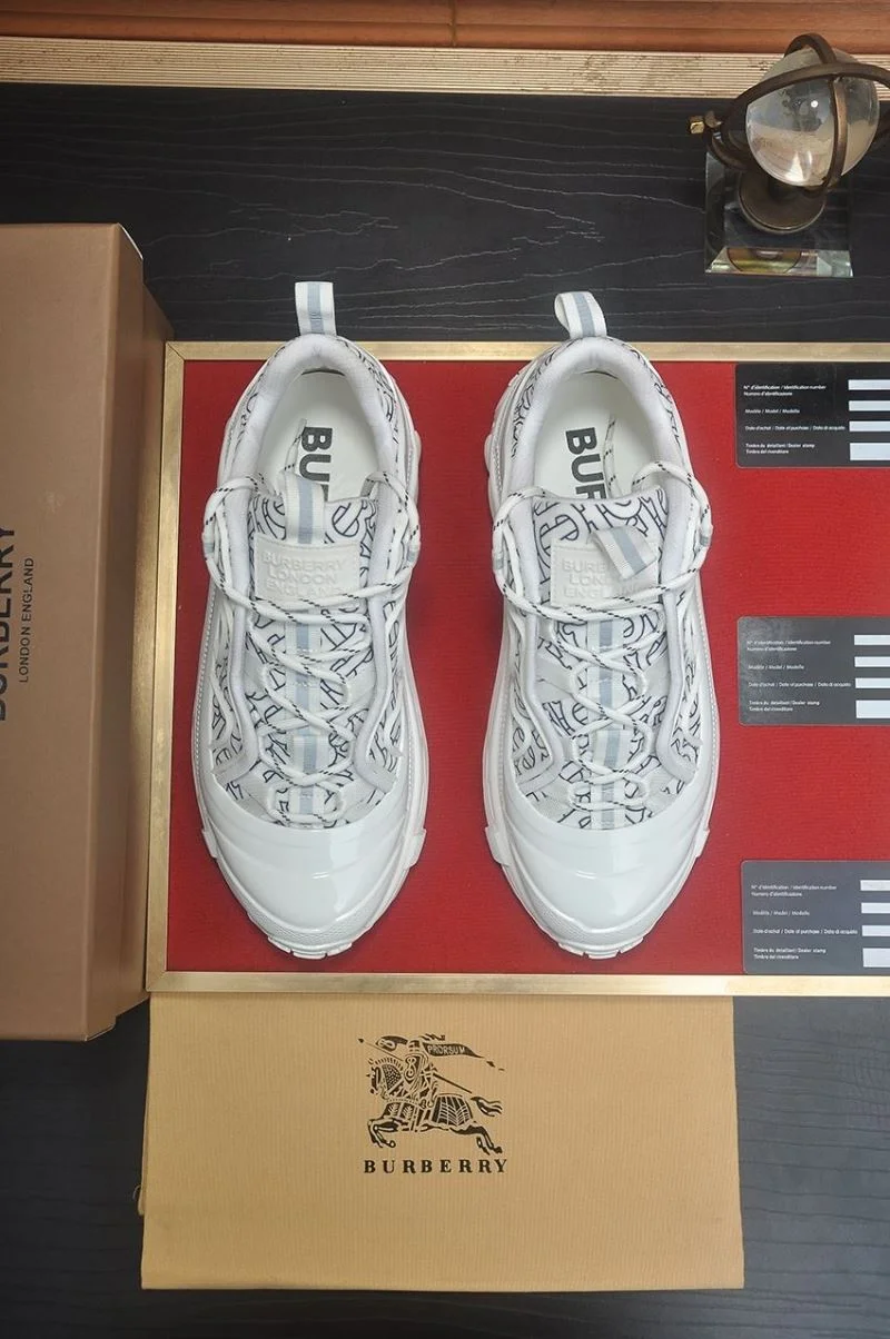 Top mirror Burberry Low Shoes