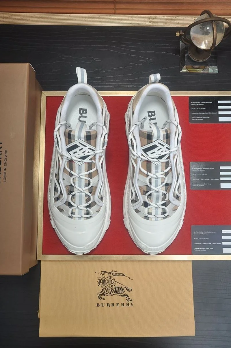 Reasonably priced Burberry Low Shoes
