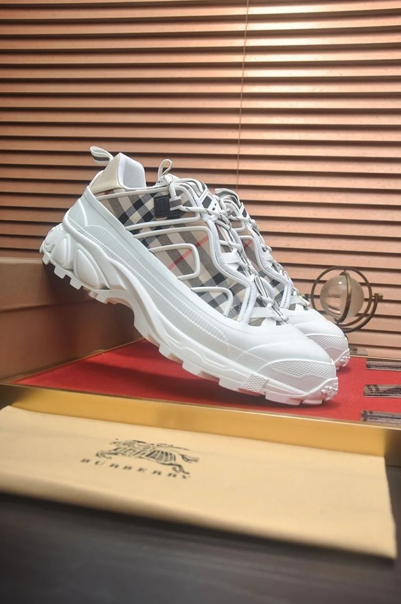 Reasonably priced Burberry Low Shoes