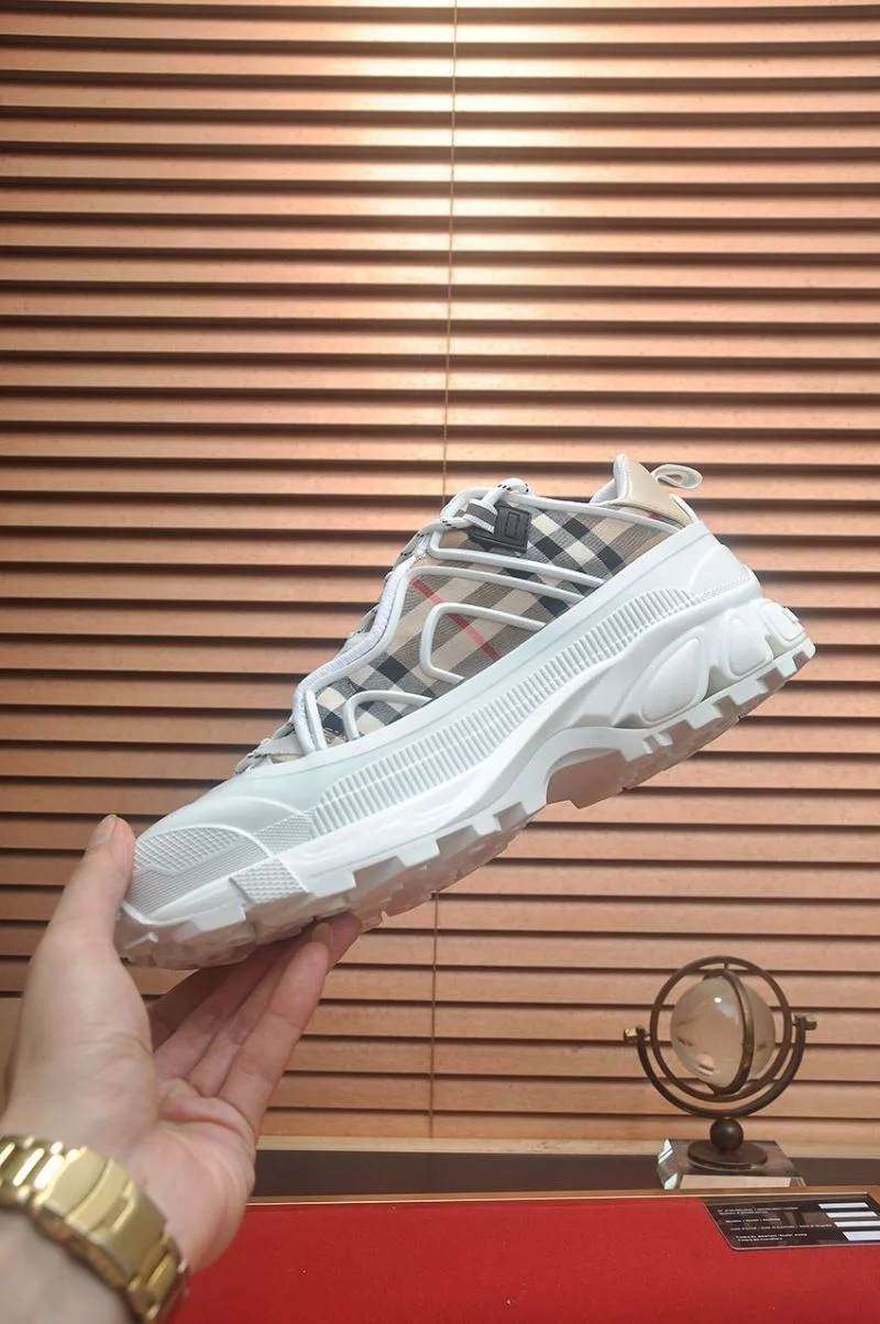 Reasonably priced Burberry Low Shoes