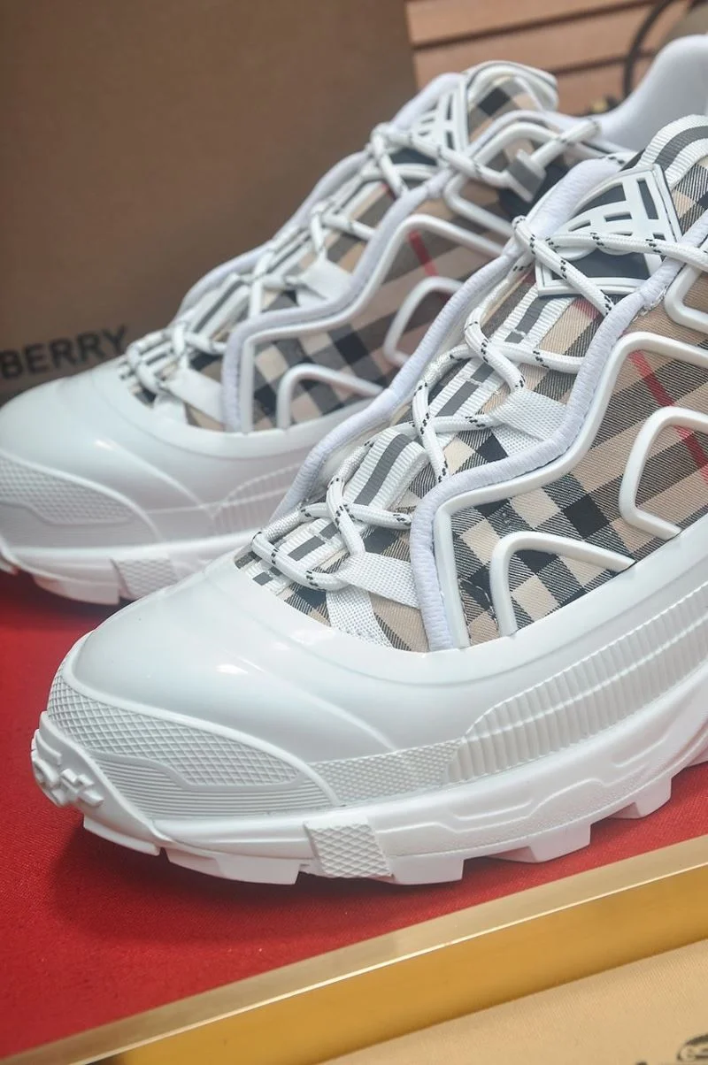 Reasonably priced Burberry Low Shoes