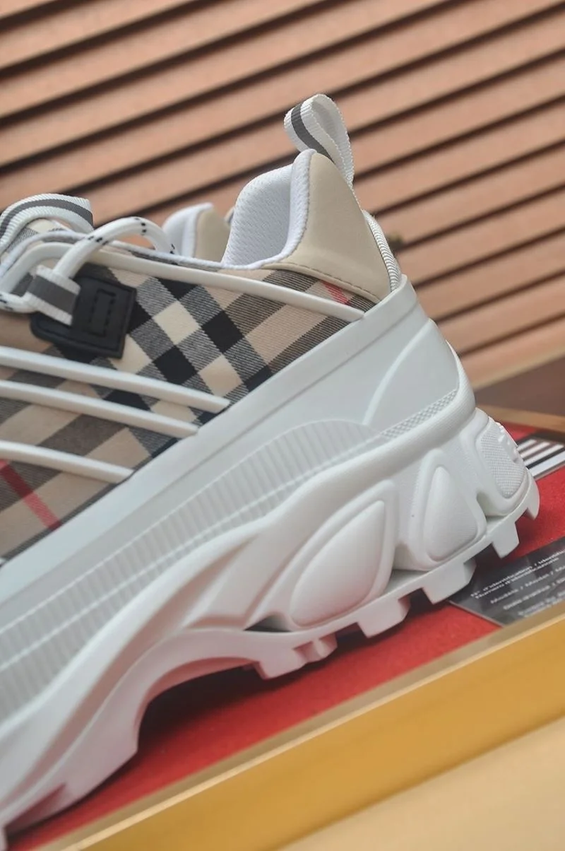 Reasonably priced Burberry Low Shoes