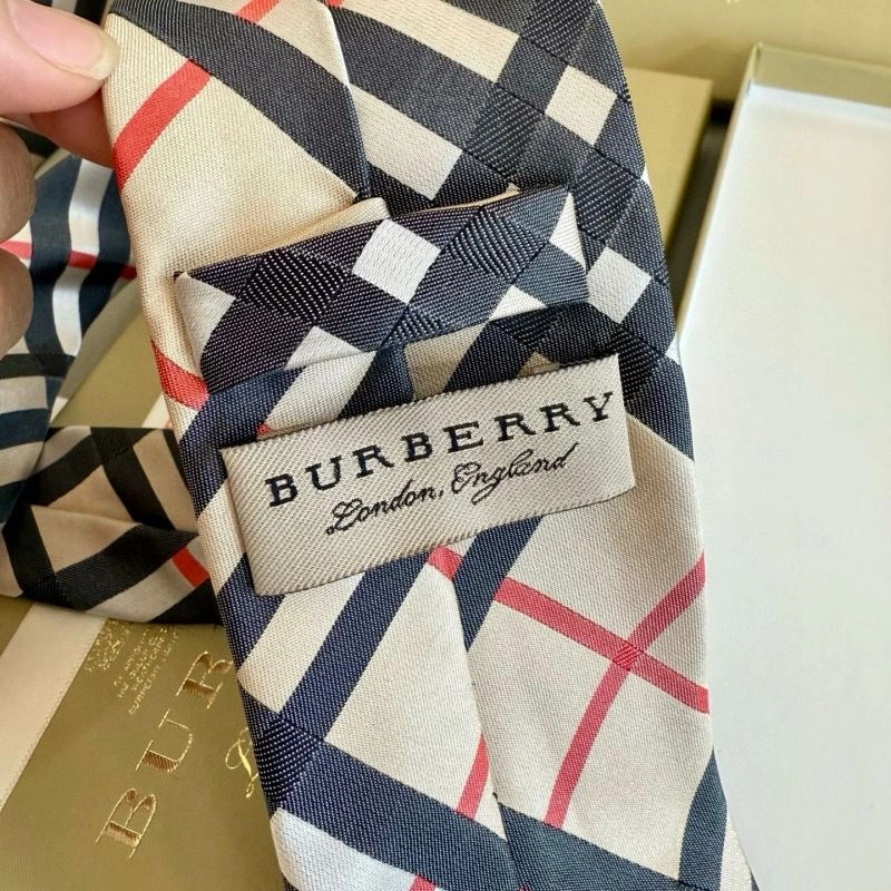 Top mirror Burberry Neckties