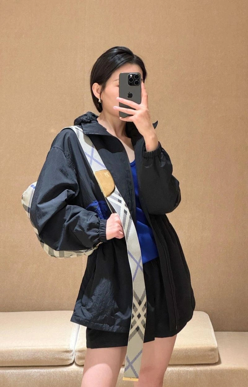 Low-cost Burberry Outwear