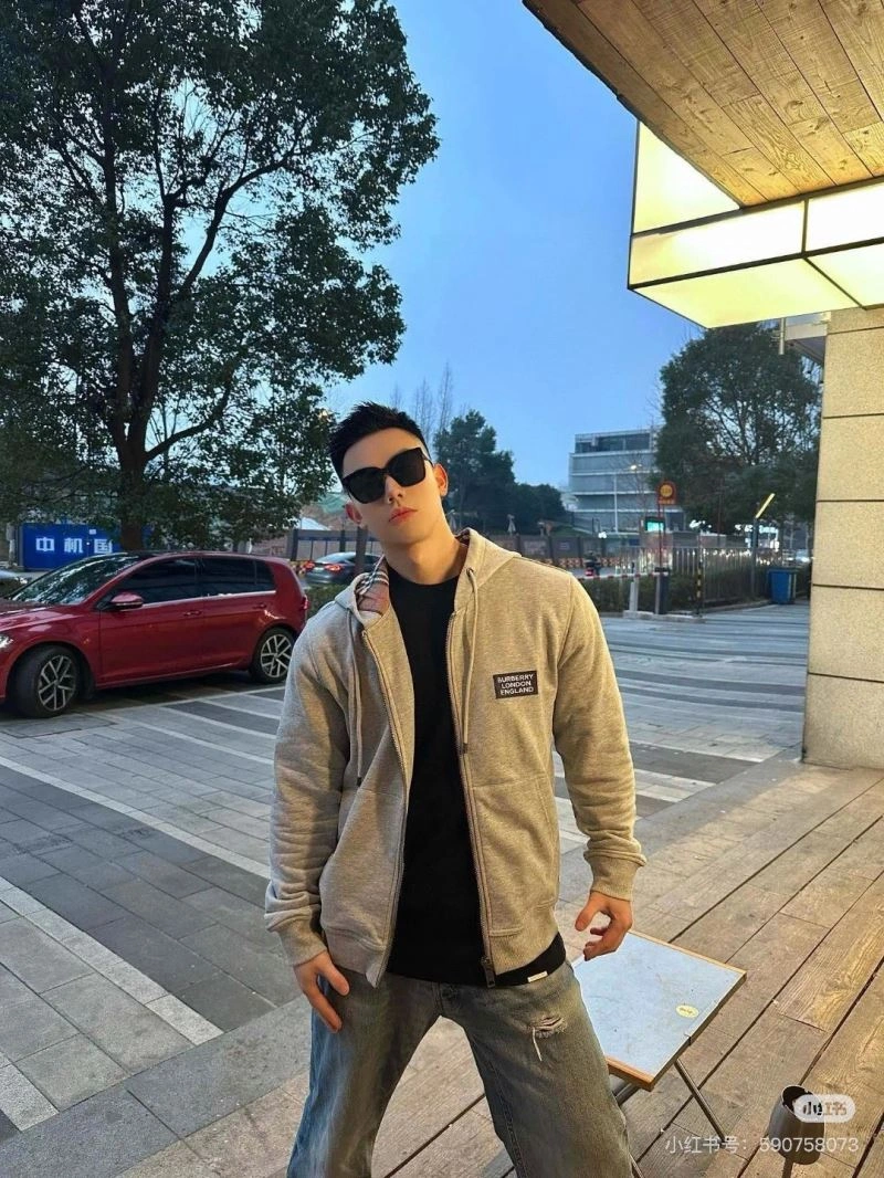 Low-cost Burberry Outwear