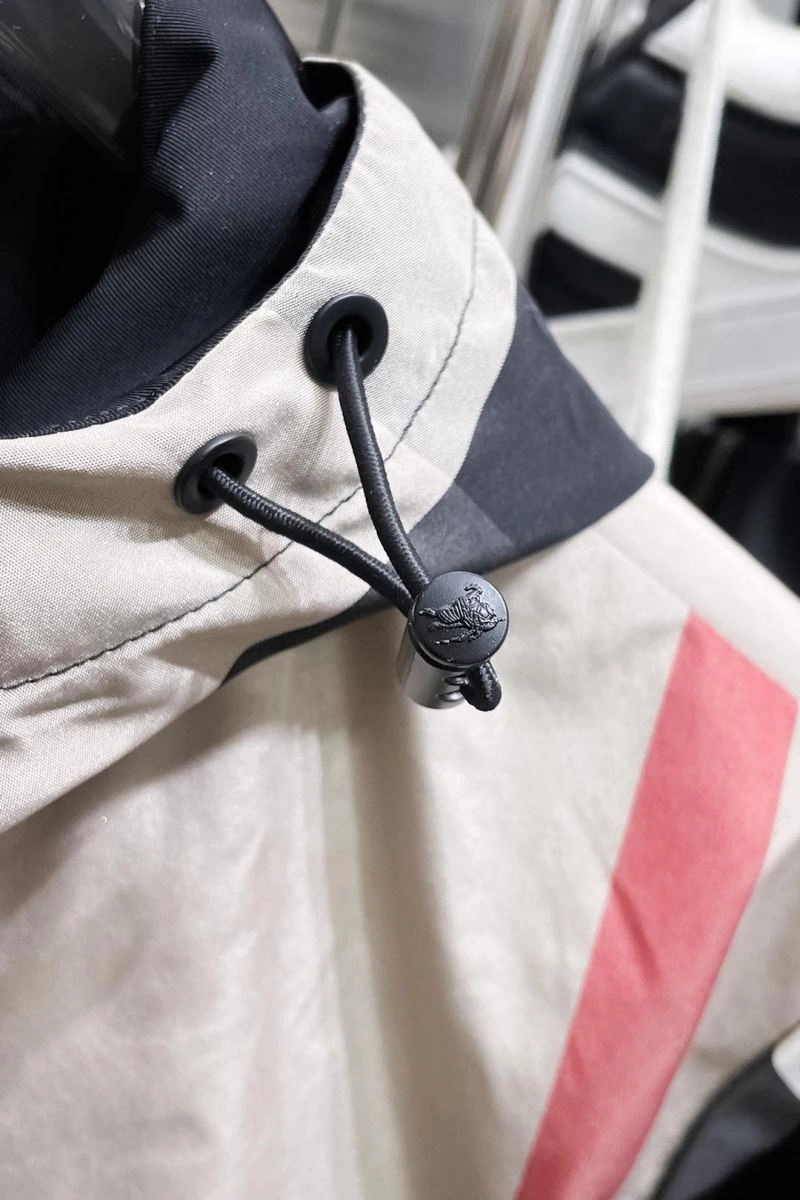 Low-cost Burberry Outwear