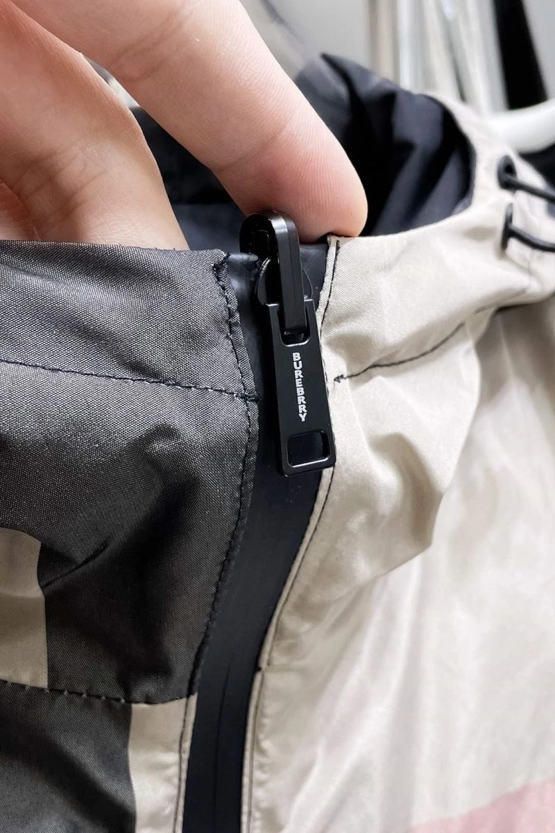Low-cost Burberry Outwear