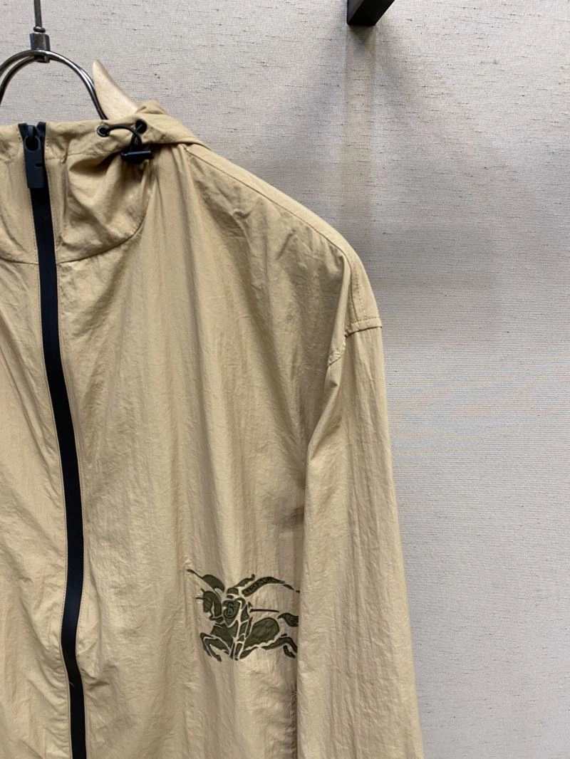 Low-cost Burberry Outwear