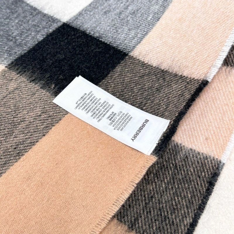 Accurate model Burberry Scarf
