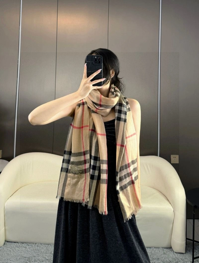 Top mirror Burberry Scarf