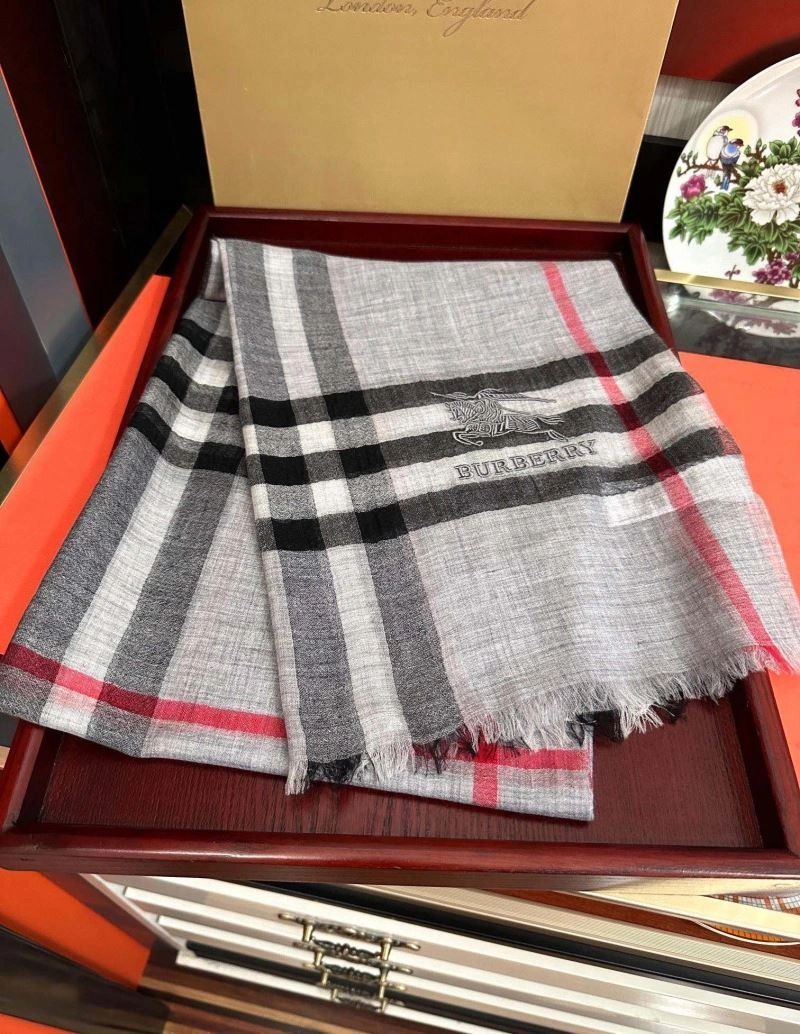 Top mirror Burberry Scarf