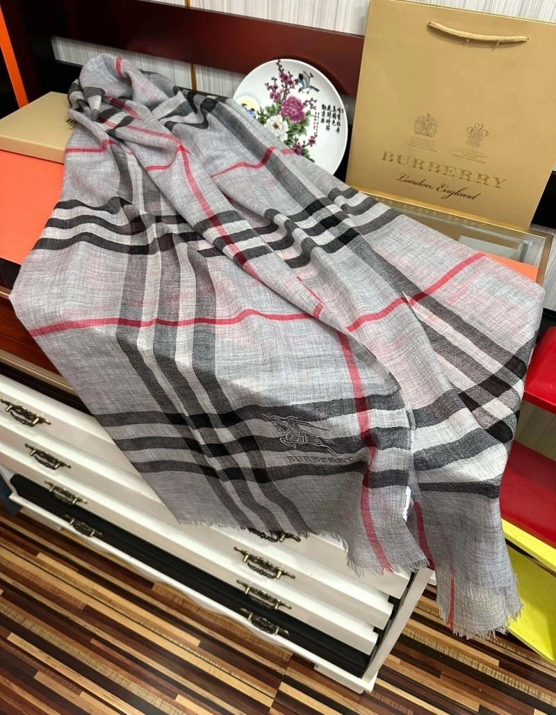 Top mirror Burberry Scarf