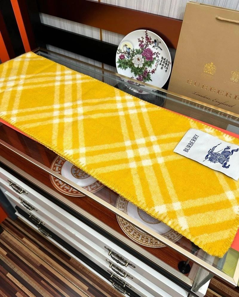 Accurate model Burberry Scarf