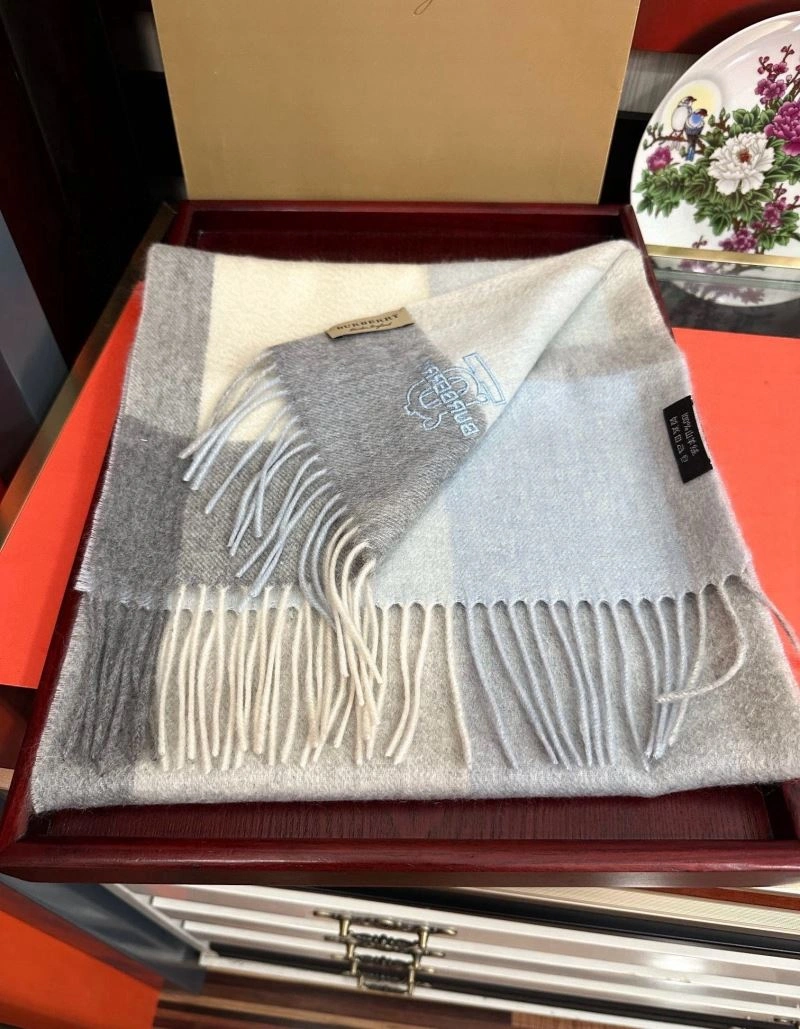 Accurate model Burberry Scarf