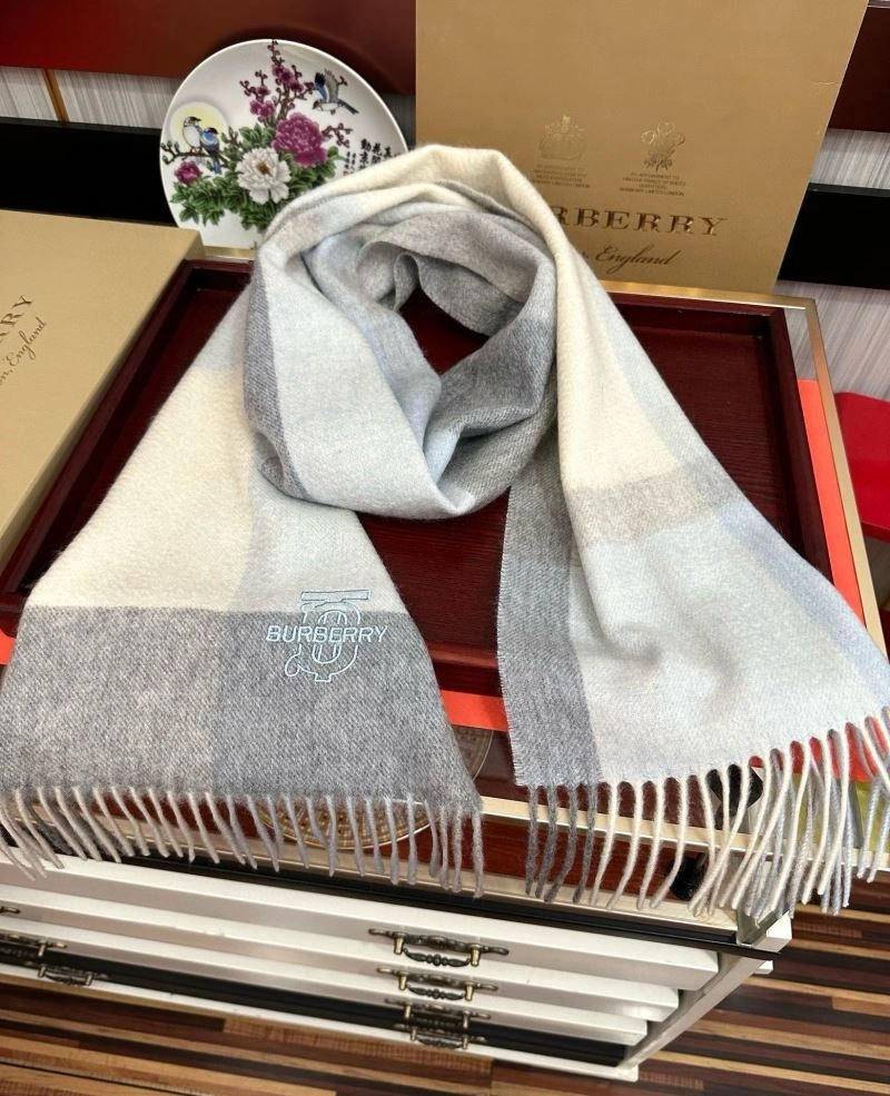 Accurate model Burberry Scarf