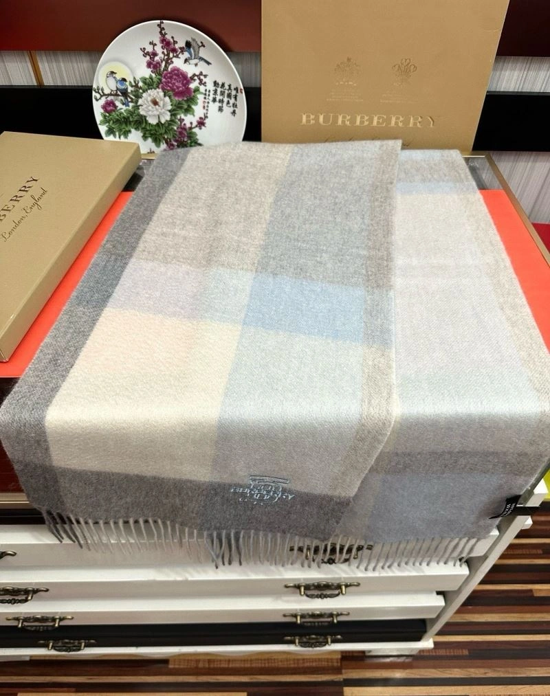 Accurate model Burberry Scarf