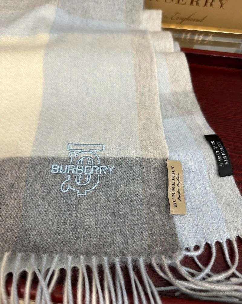 Accurate model Burberry Scarf