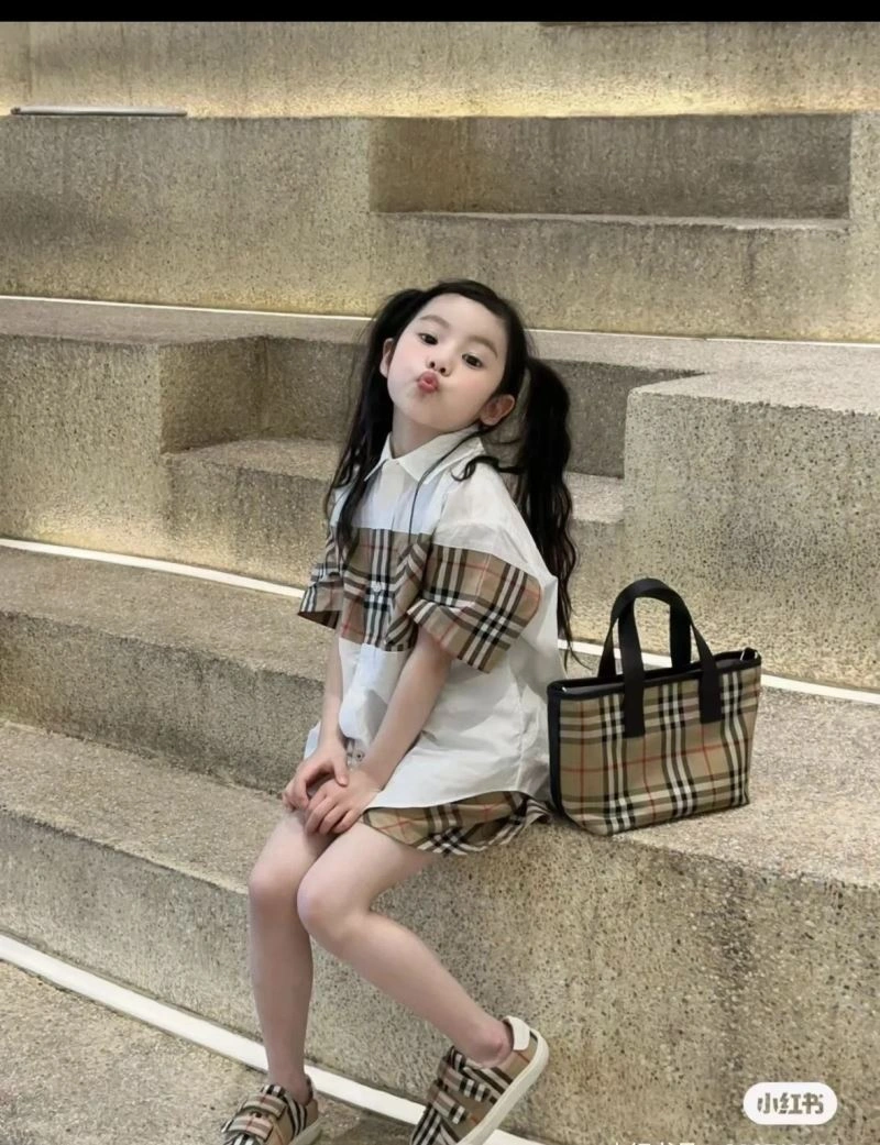 Low-cost Burberry Shopping Bags