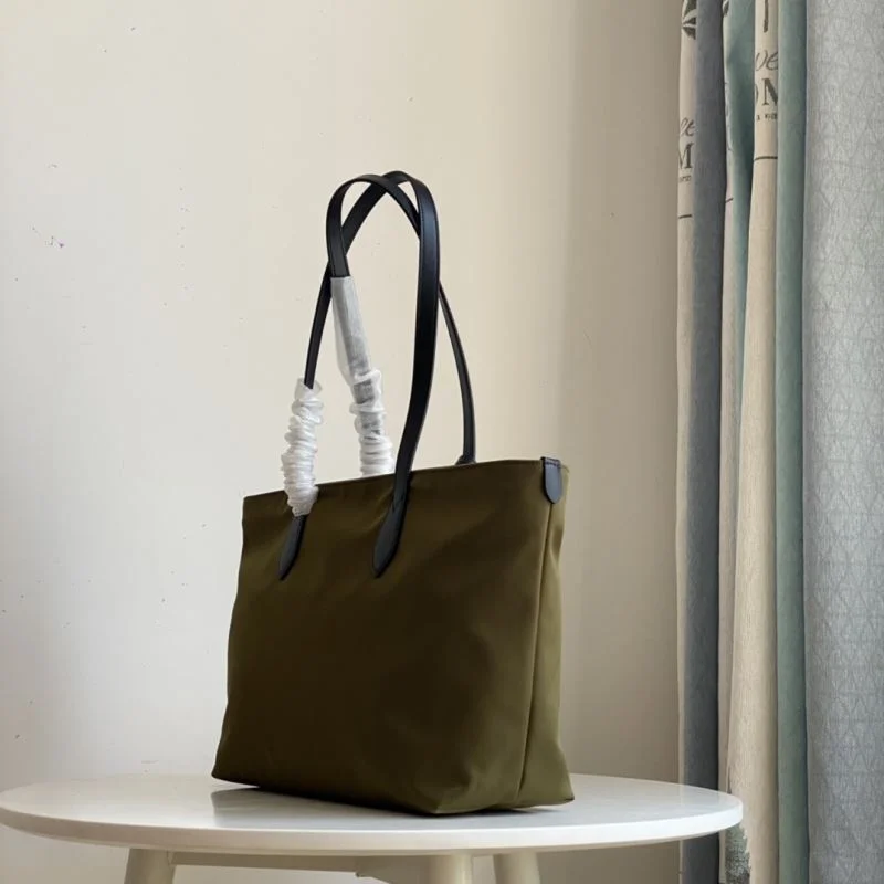 Accurate model Burberry Shopping Bags