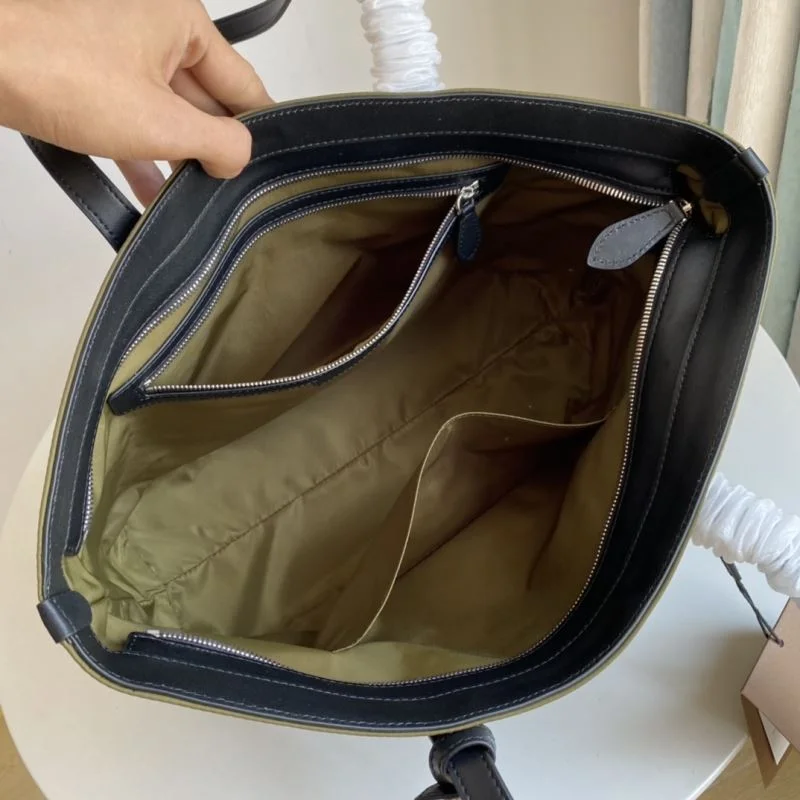 Accurate model Burberry Shopping Bags