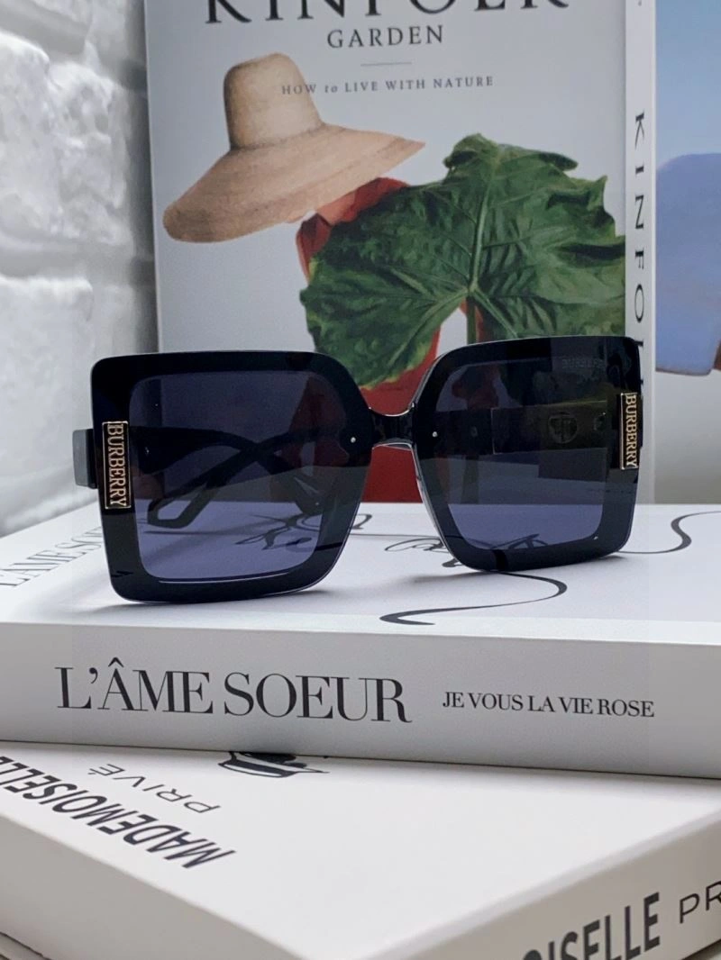 Accurate model Burberry Sunglasses