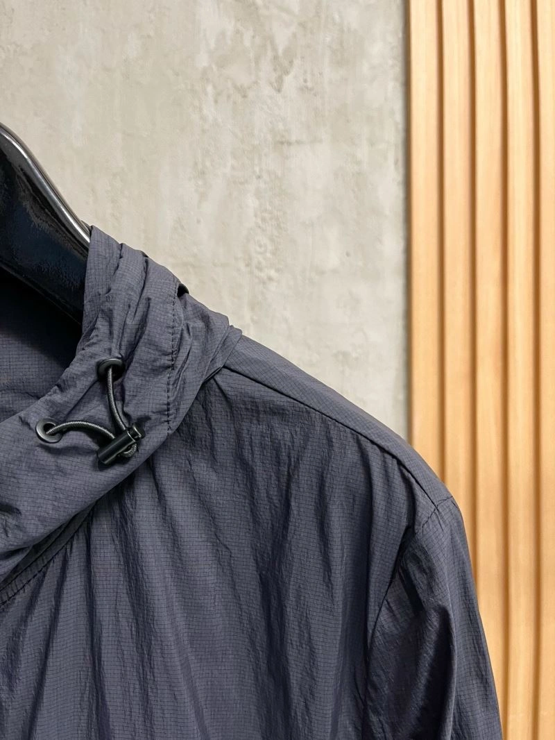 Accurate model Burberry Sunscreen Jacket