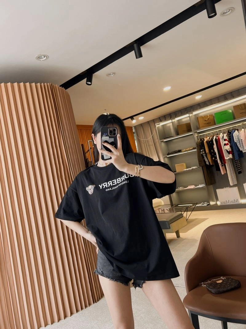 Accurate model Burberry T-Shirts