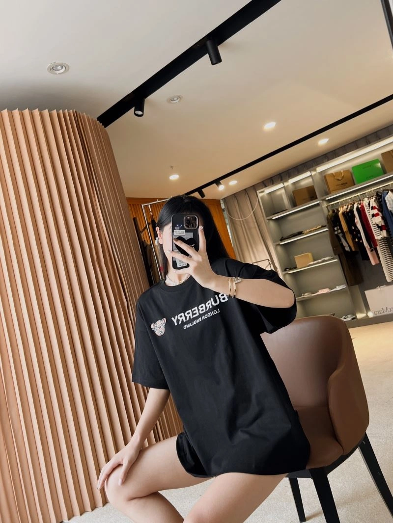 Accurate model Burberry T-Shirts