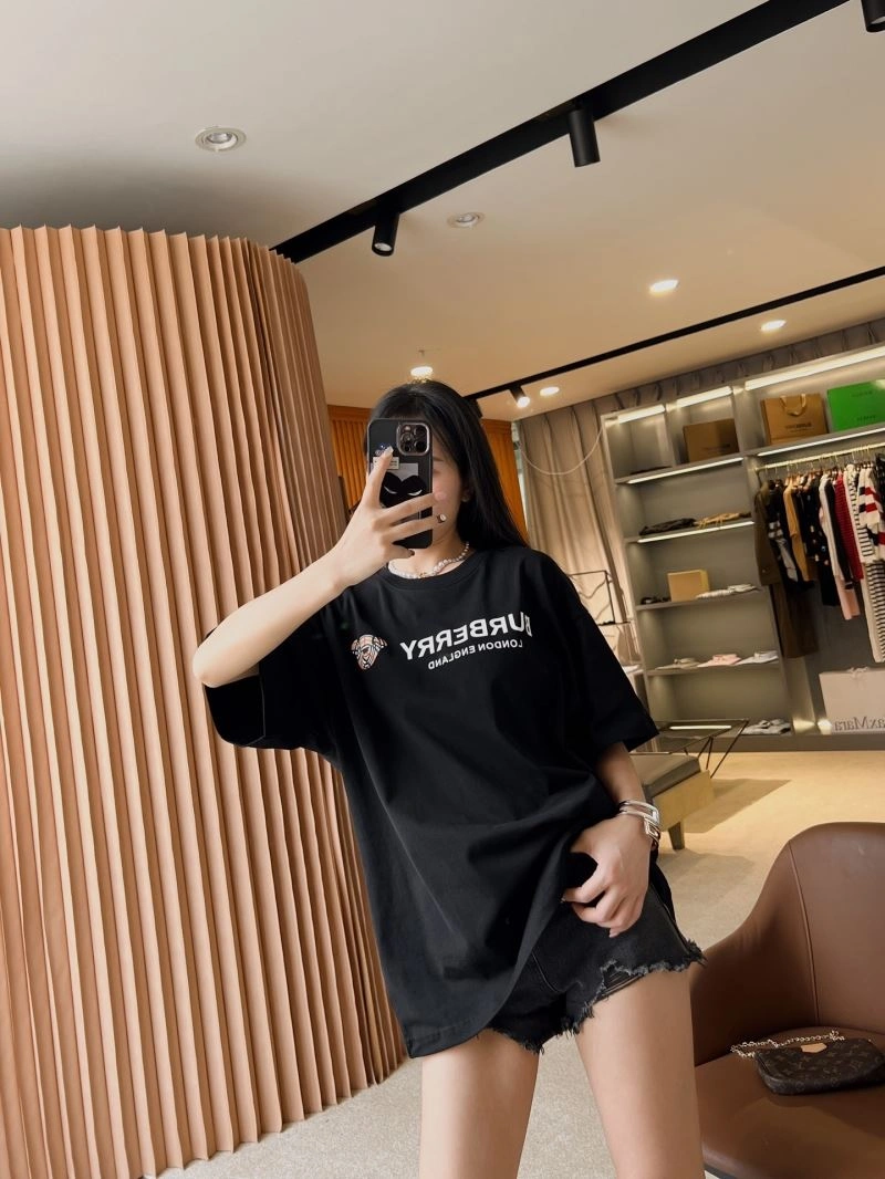 Accurate model Burberry T-Shirts