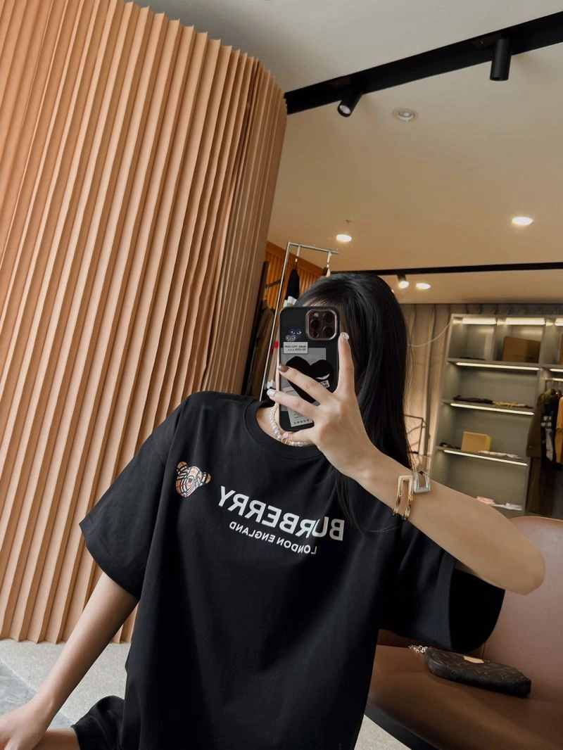 Accurate model Burberry T-Shirts