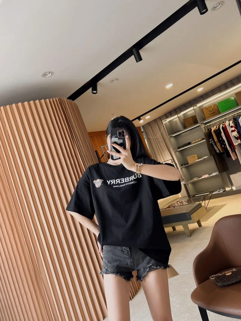 Accurate model Burberry T-Shirts