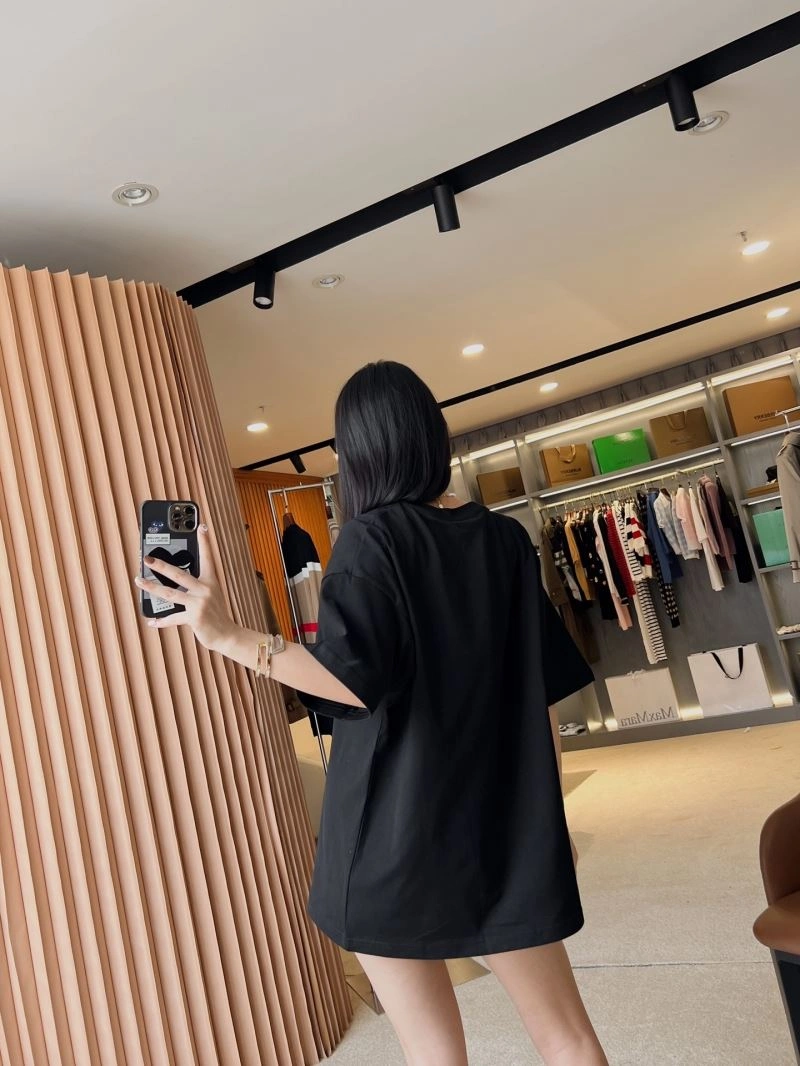 Accurate model Burberry T-Shirts