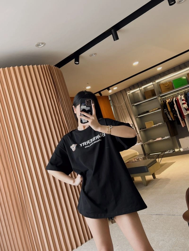 Accurate model Burberry T-Shirts