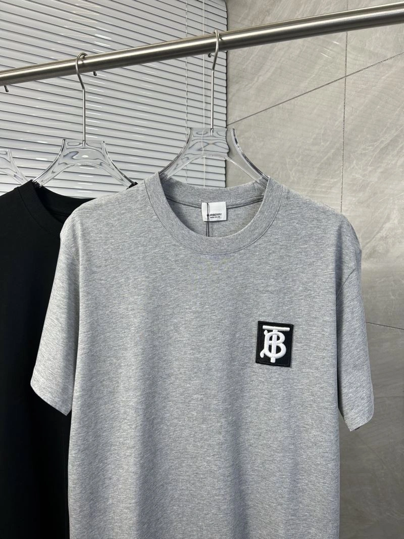 Accurate model Burberry T-Shirts