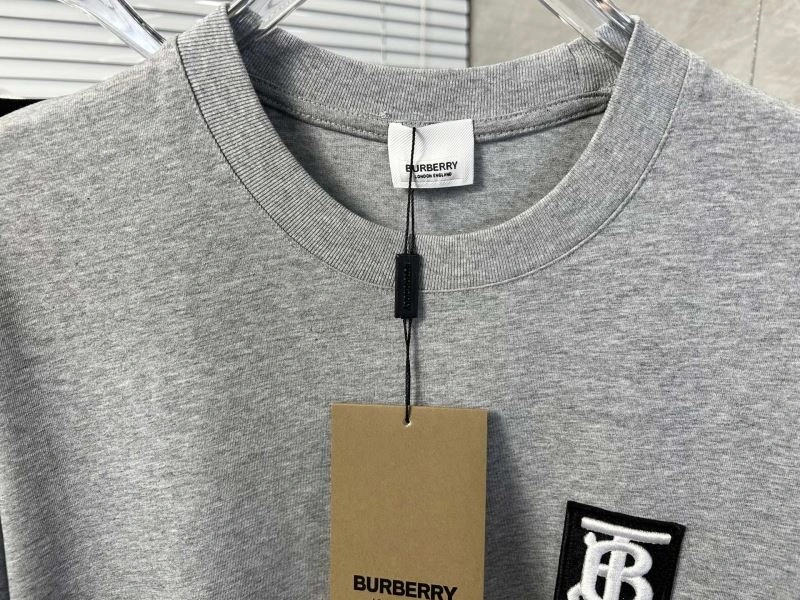 Accurate model Burberry T-Shirts