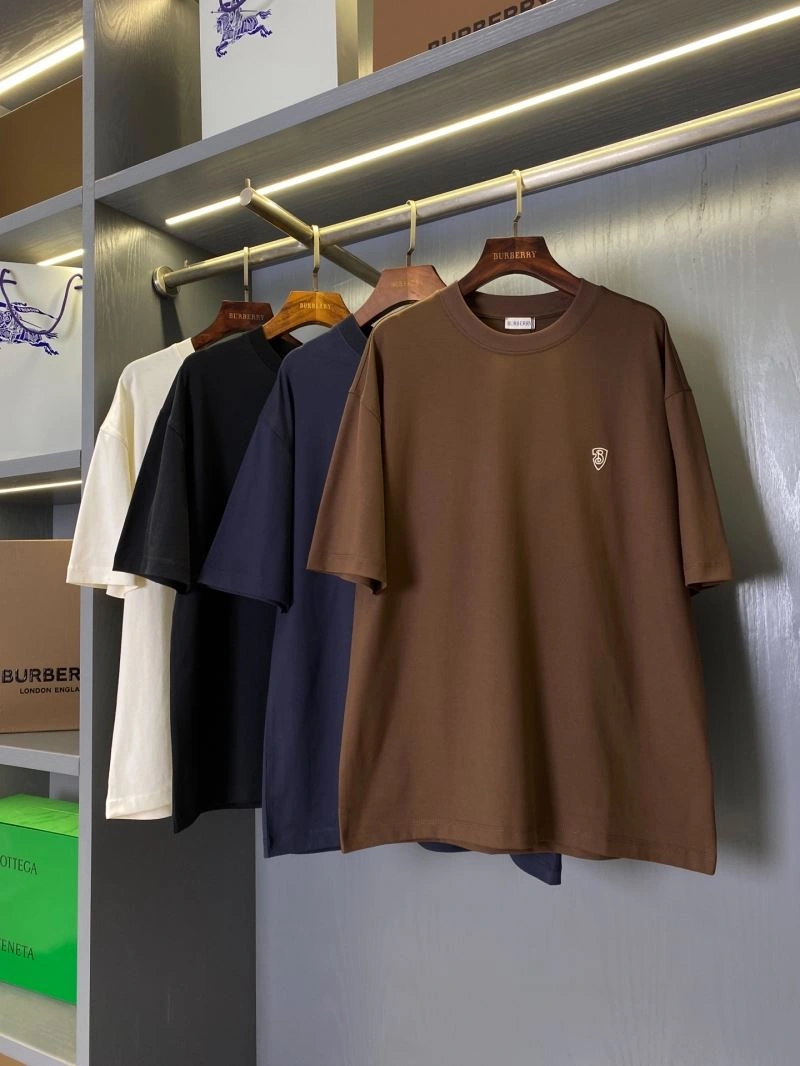 Accurate model Burberry T-Shirts